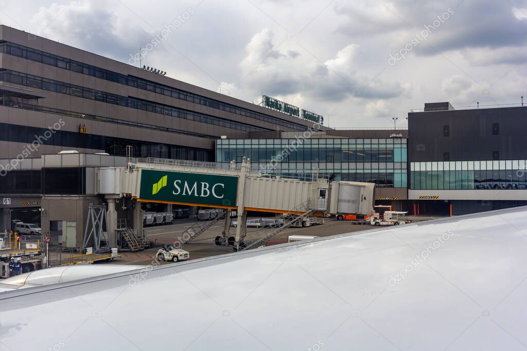 Airport Tokyo Narita, Japón, 25 de octubre de 2023: Puente de embarque con SMBC 2024