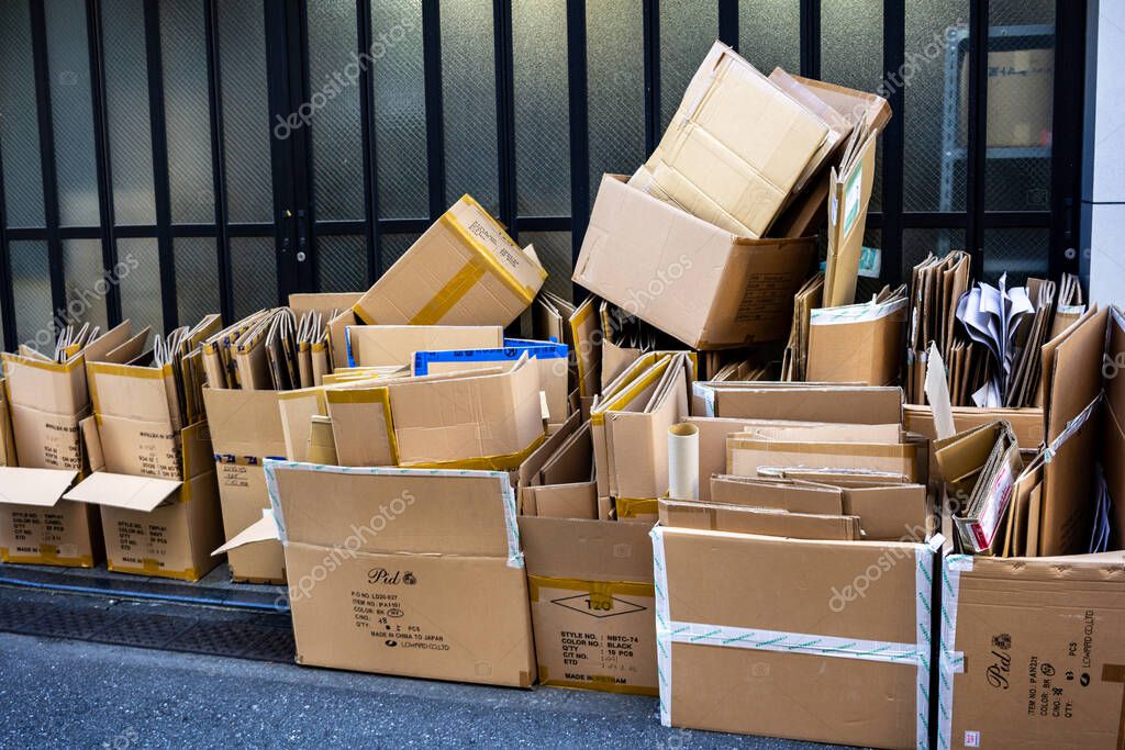 Tokio, Jap n, 1 de noviembre de 2023: Mont n de cajas de cart n para reciclar en la acera 2024