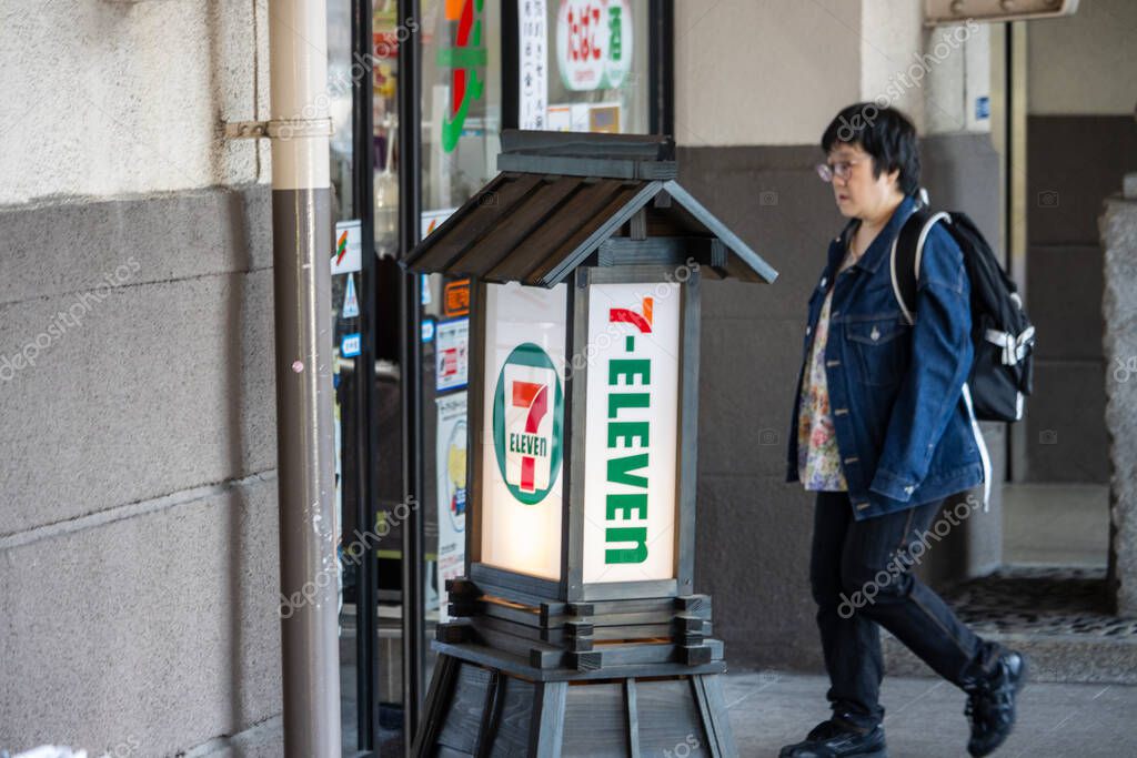 Tokio, Japón, 1 de noviembre de 2023: Peatón pasando por un letrero de ...