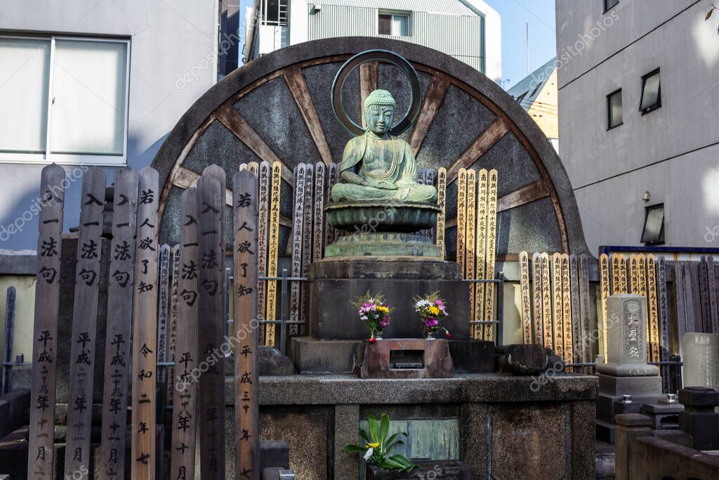 Tokio, Japón, 1 de noviembre de 2023: Estatua de Buda con Placas de ...