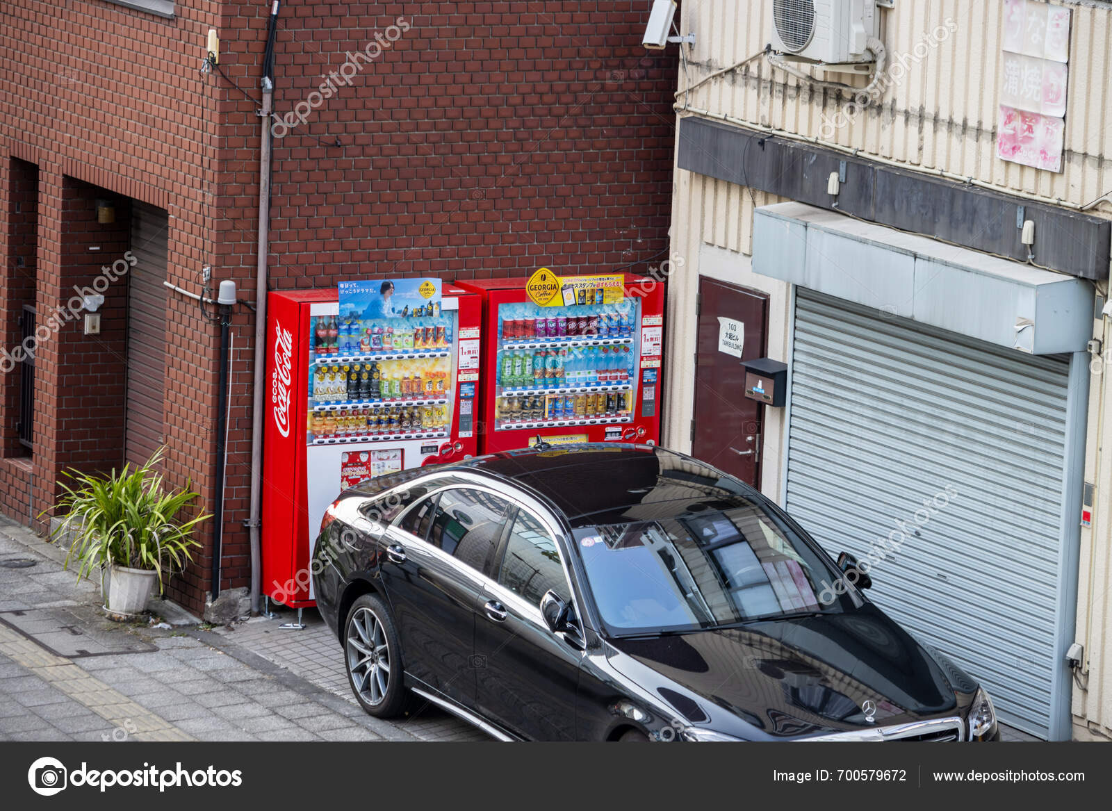 Tokyo Japan November 2023 Parked Car Alley Vending Machines Red — Stock ...