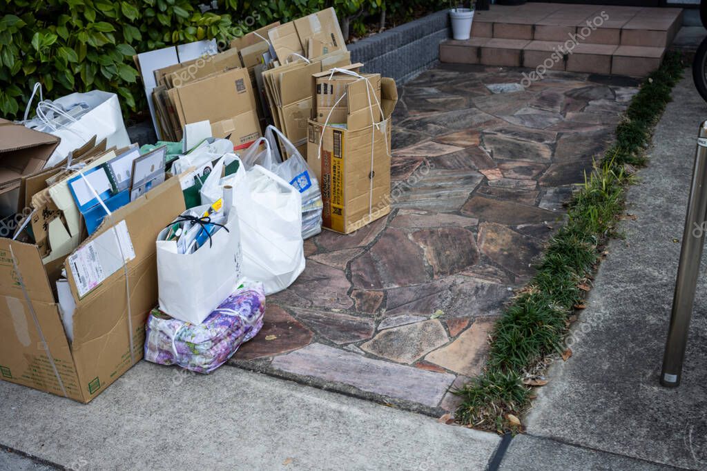 Tokio, Japón, 2 de noviembre de 2023: Artículos desechados y cajas de ...