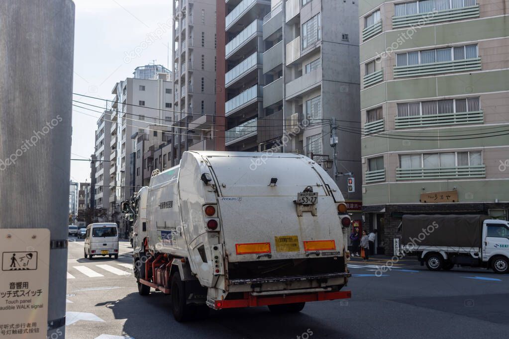 Tokio, Japón, 2 de noviembre de 2023: Camión de basura en las calles de ...
