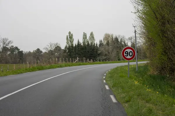 Francia, 07 de abril de 2024: Señal de límite de velocidad en carretera ...