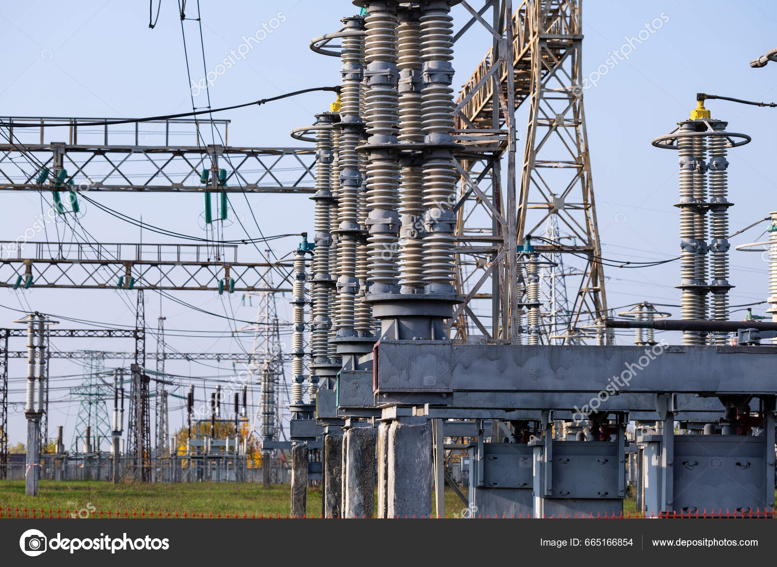 Elektrická Rozvodna Vysokého Napětí Elektrické Vedení Póly Keramické ...