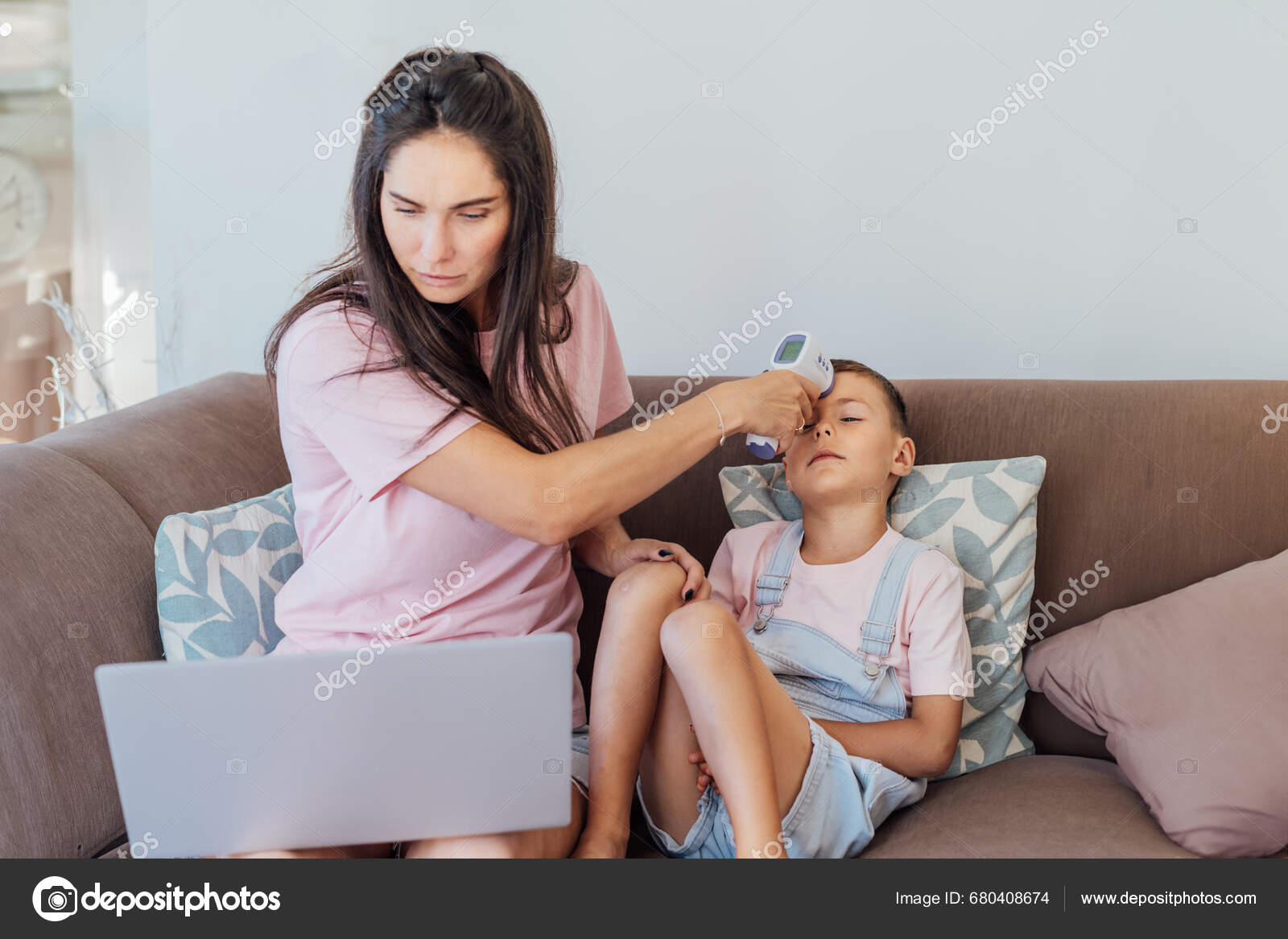 Young Mother Measures Temperature Child Non Contact Digital Infrared Thermometer — Stock Photo ...