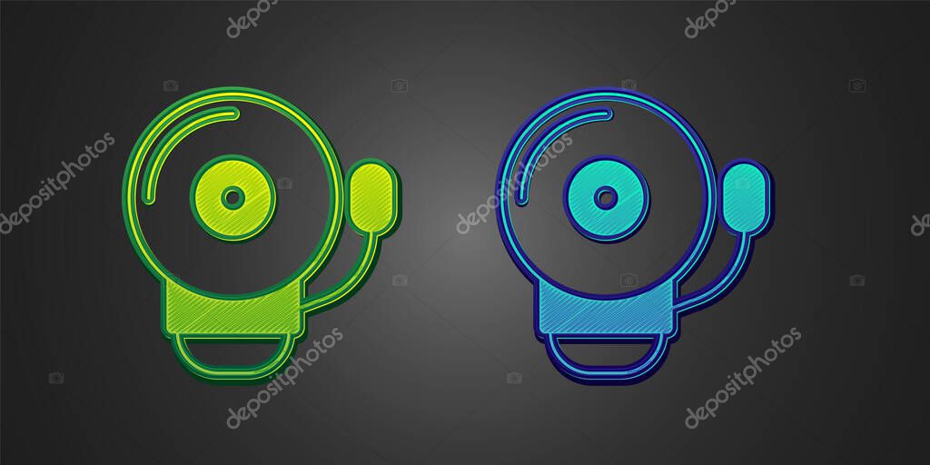 Verde y azul Sonando el icono de la campana de alarma aislado sobre ...