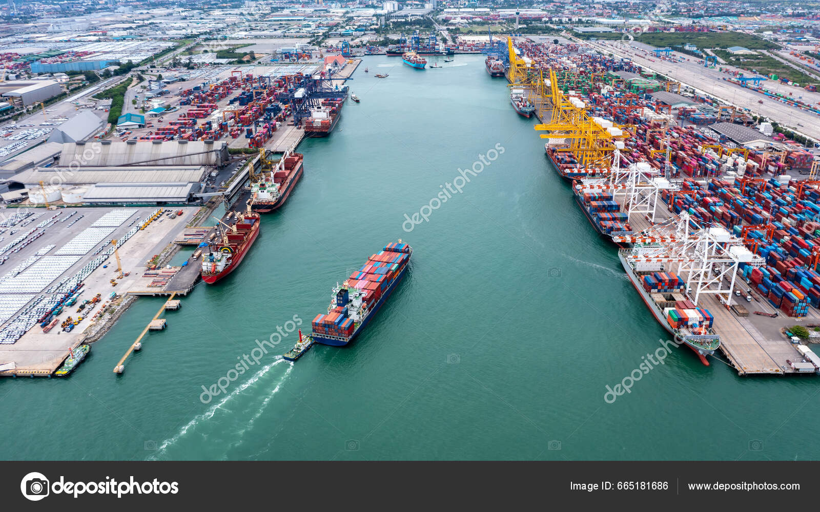 Kapal Kontainer Dan Pelabuhan Komersial Memuat Dan Membongkar Muatan ...