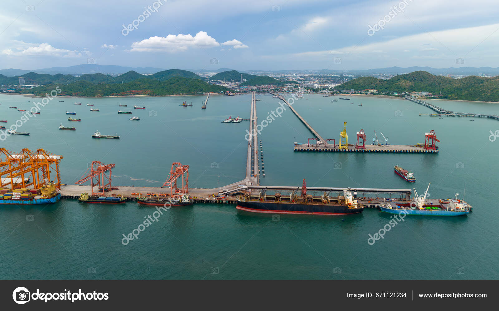 Small Commercial Port Bridge Loading Unloading Cargo Container Ship ...