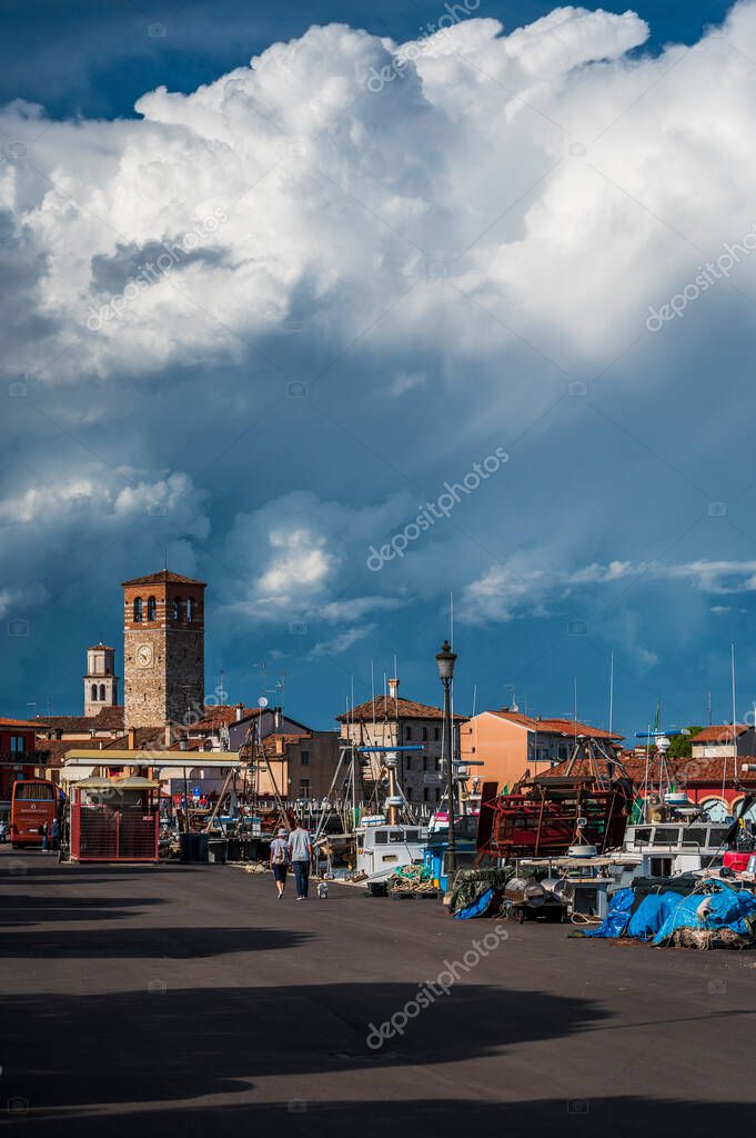 Italia, Laguna de Marano - 11 de septiembre de 2022: Vista de la ...