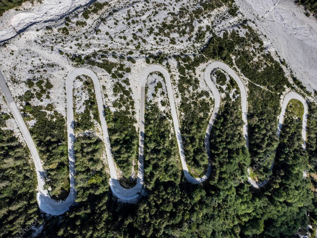 pintoresca toma aérea de la montaña Val Dogna, Italia 2024