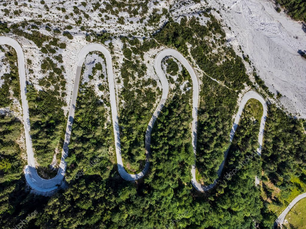 pintoresca toma aérea de la montaña Val Dogna, Italia 2023