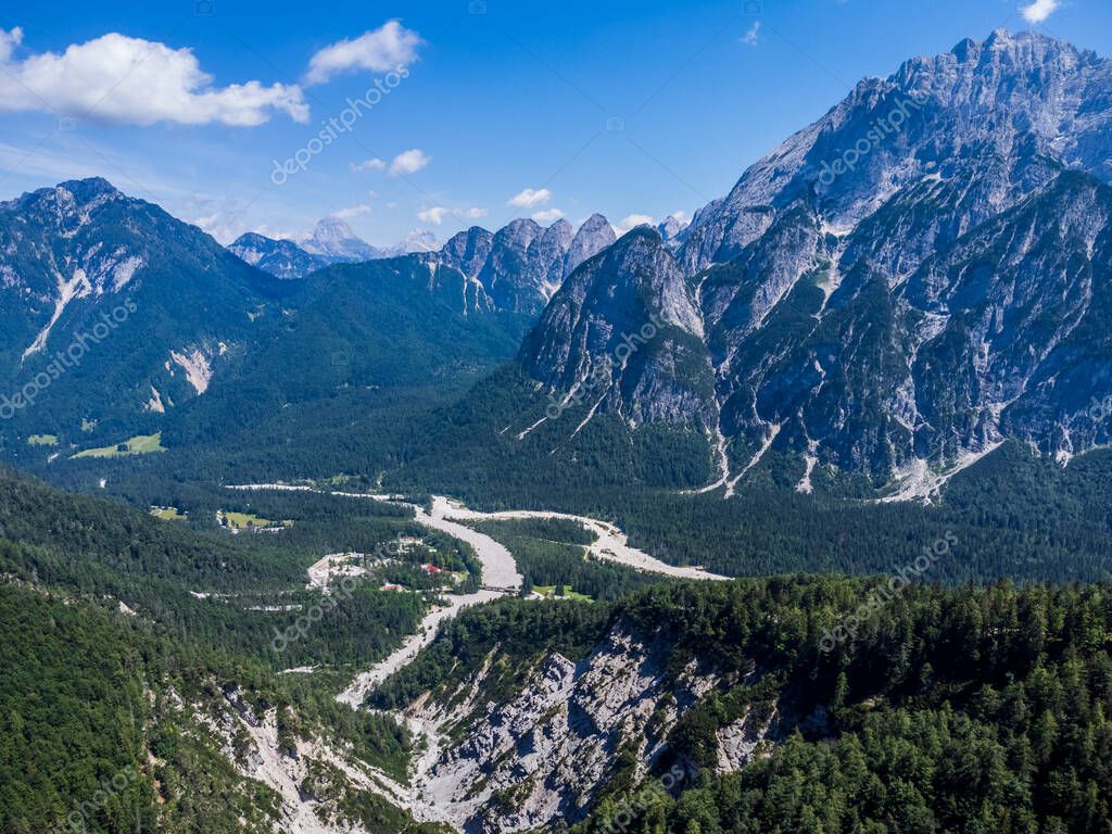pintoresca toma aérea de la montaña Val Dogna, Italia 2023