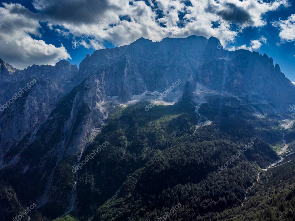 pintoresca toma aérea de la montaña Val Dogna, Italia 2023