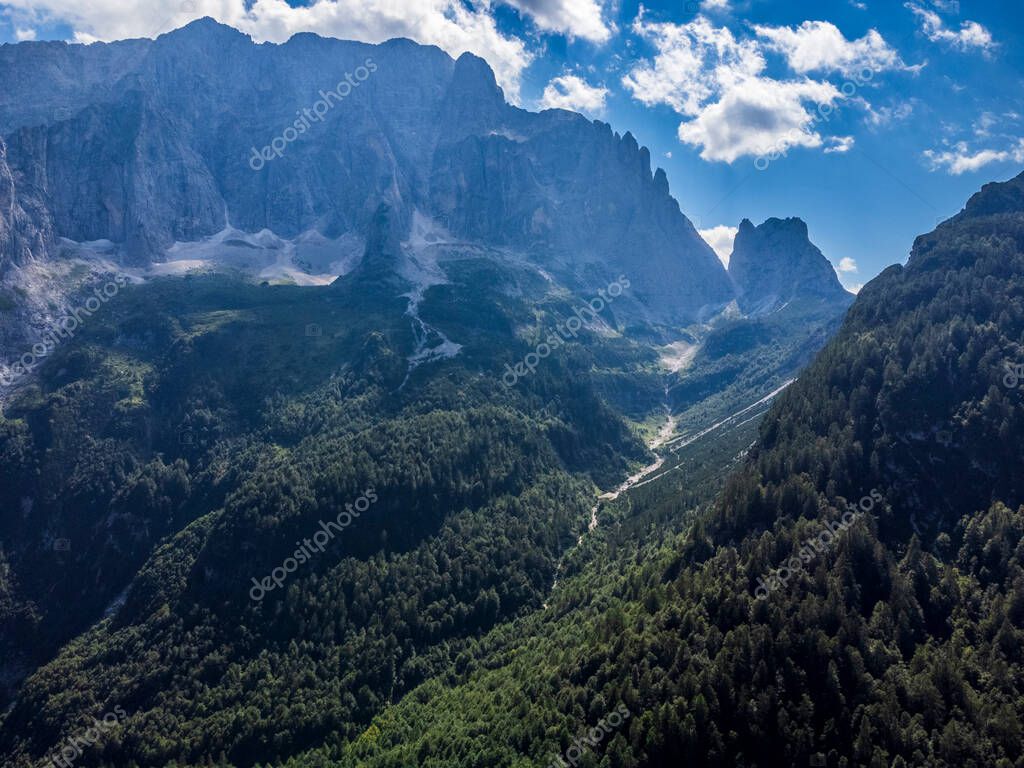 pintoresca toma aérea de la montaña Val Dogna, Italia 2023