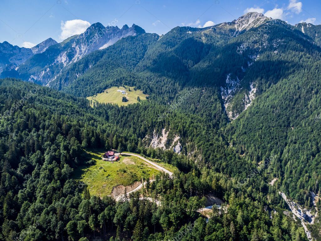 pintoresca toma aérea de la montaña Val Dogna, Italia 2023