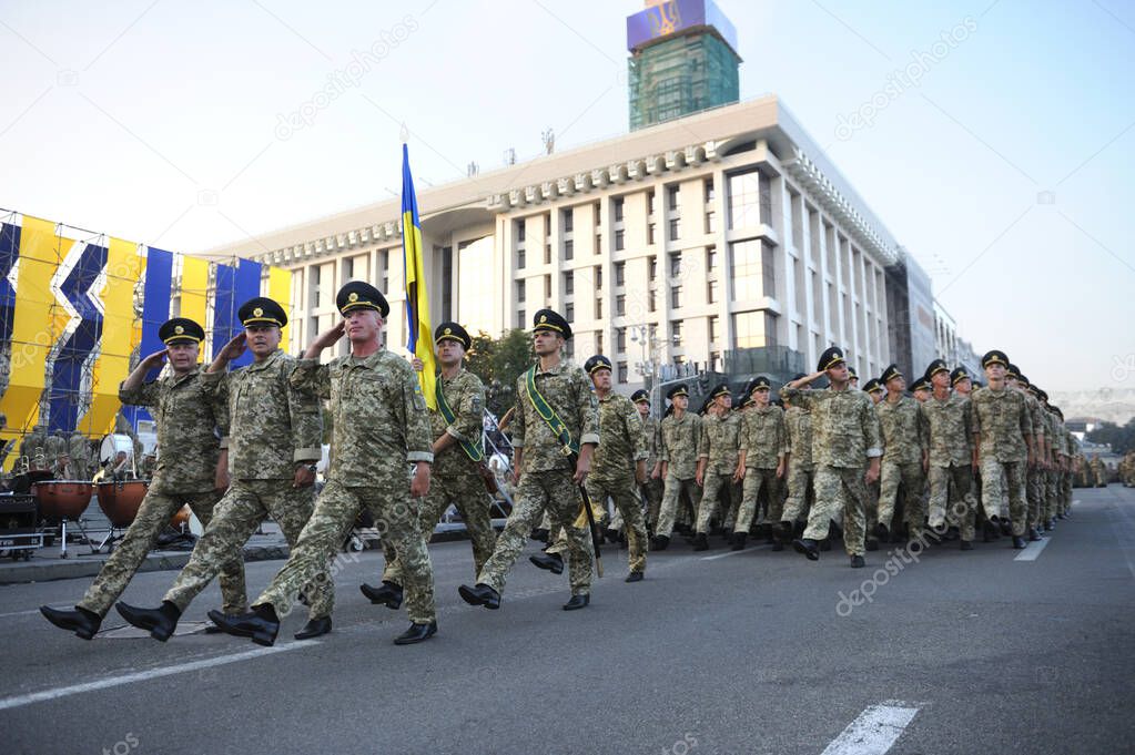 Soldados ucranianos marchando en una plaza durante el desfile militar ...