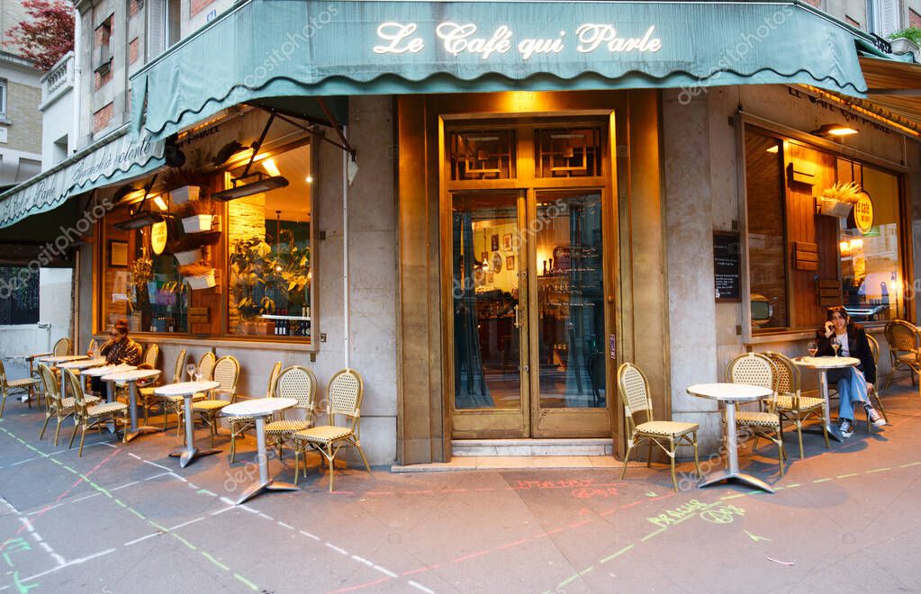 París, Francia-29 de abril de 2023: Le cafe qui parle es un café tradicional francés en el ...