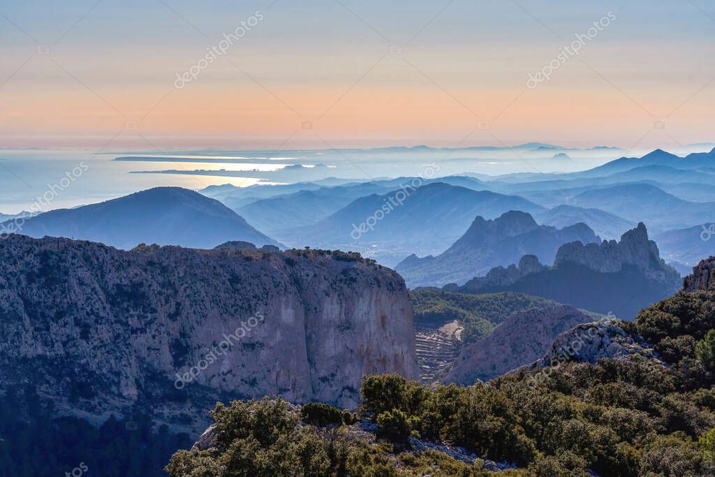 Atardecer en la Sierra del Malladar desde donde se puede ver la costa ...