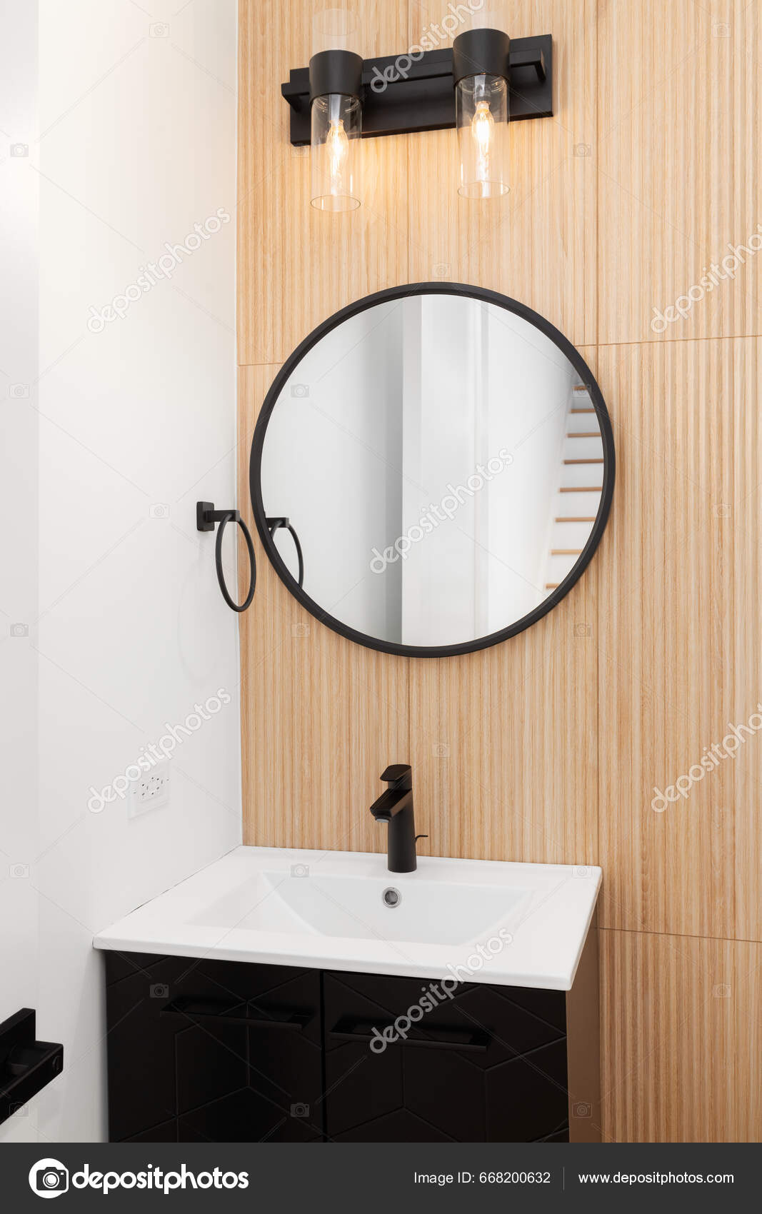Baño Con Una Pared Listón Madera Roble Blanco Con Gabinete — Foto de ...