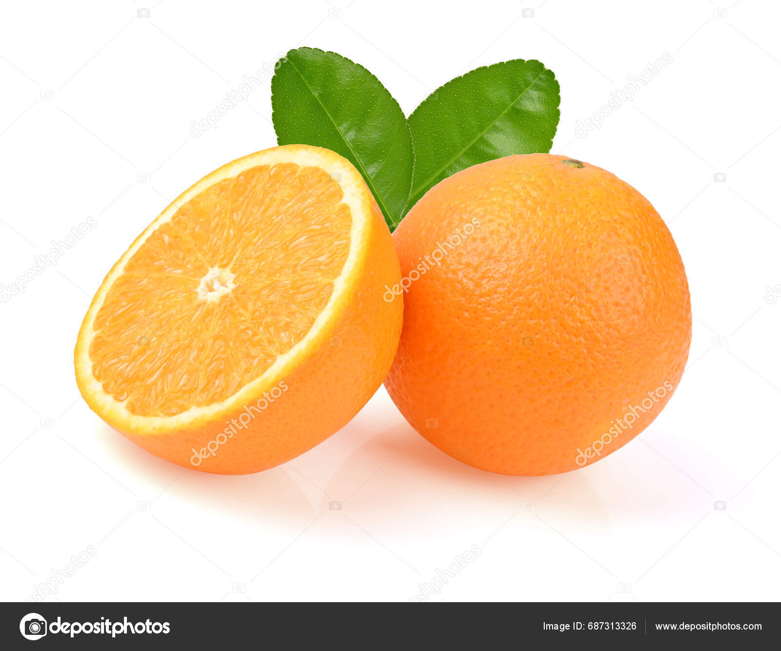 Fruta Naranja Entera Hojas Aisladas — Foto de stock #687313326 © MacMontree