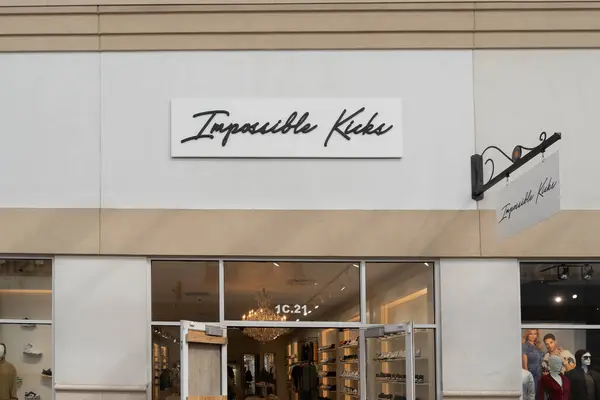 Orlando, Florida, EE.UU. - 21 de enero de 2022: Impossible Kicks store ...