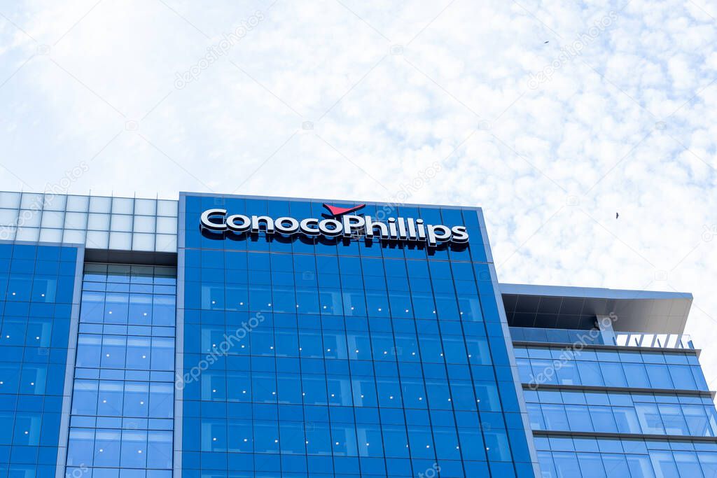 Houston, Texas, EE.UU. - 2 de marzo de 2022: ConocoPhillips firma en su ...