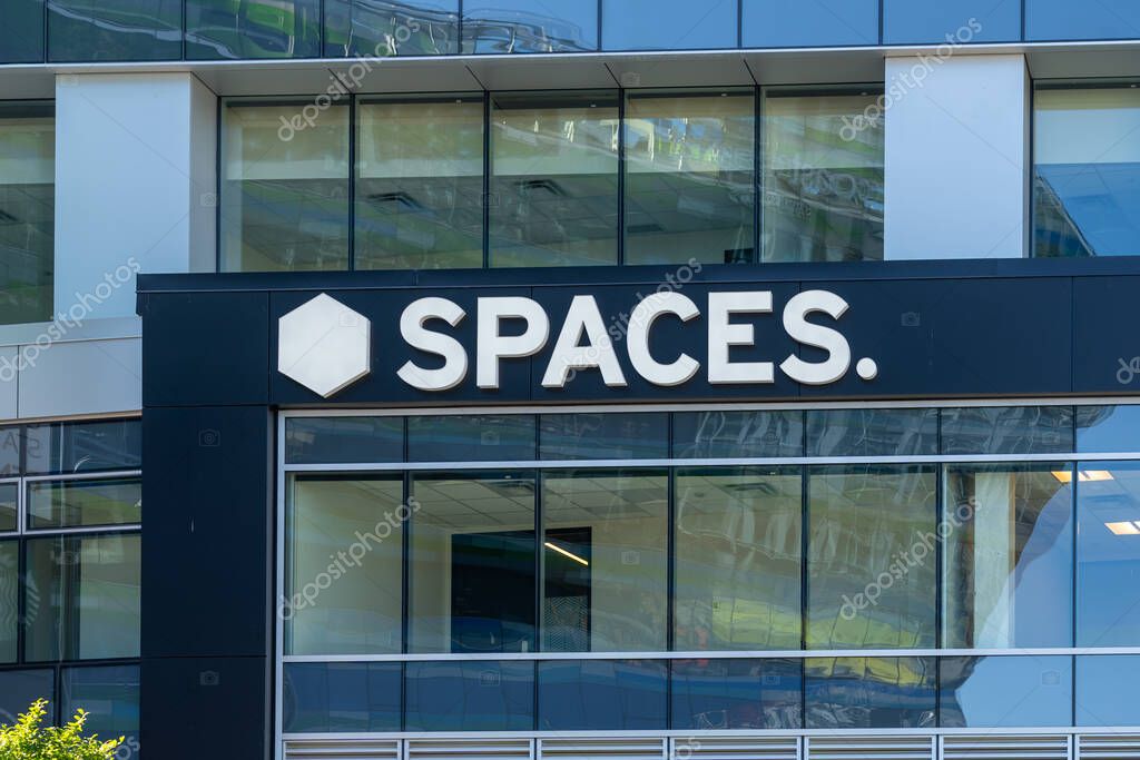 Primer plano del espacio. firma con el logotipo en el edificio en ...