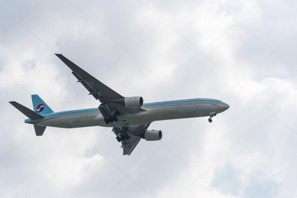 Korean Air Airlines Boeing 777 HL7534 Landing in Manila International ...