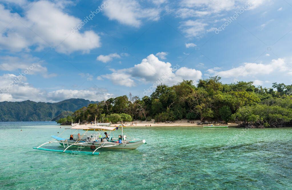 CORON, FILIPINAS - 30 DE ENERO DE 2018: Los barcos están esperando a ...