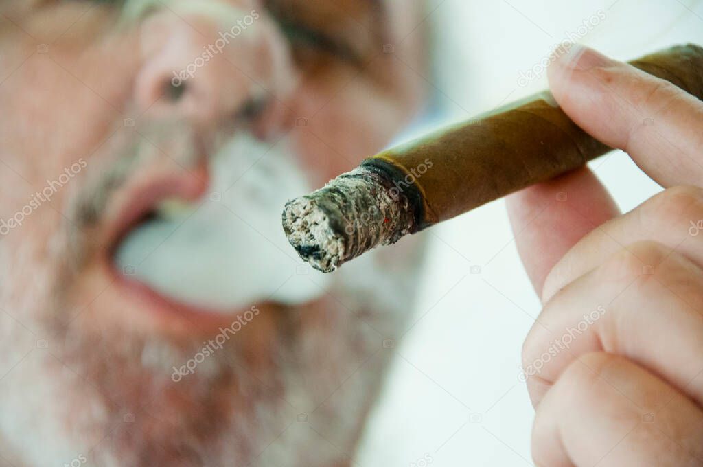 Primer plano del cigarro cubano. fumando viejo hispano. estilo de vida ...