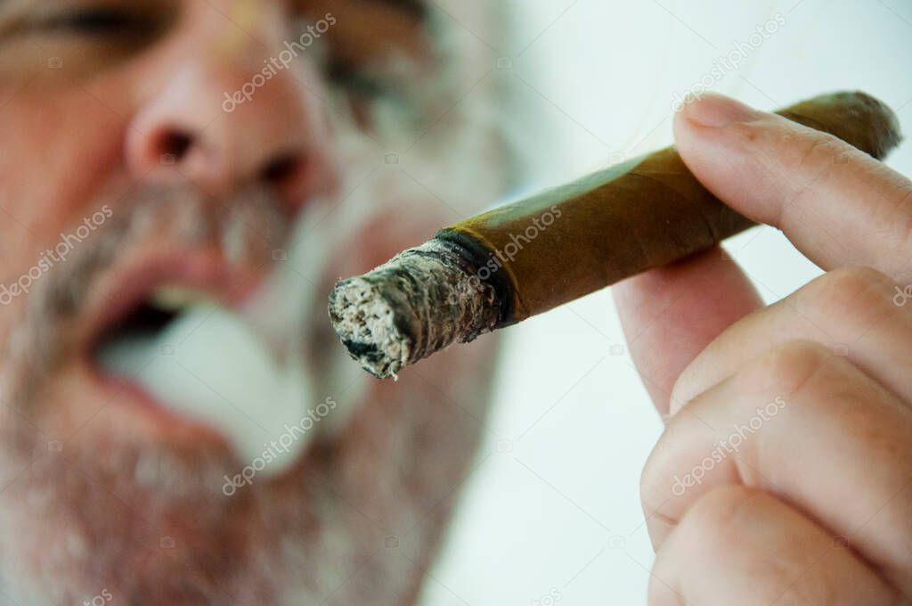 fumando viejo hispano. estilo de vida de jubilación. viejo hispano ...