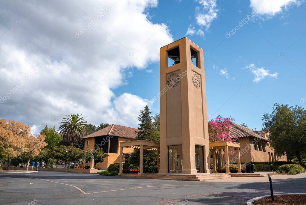 La Torre del Reloj de Stanford con pérgolas adosadas en columnas en el ...
