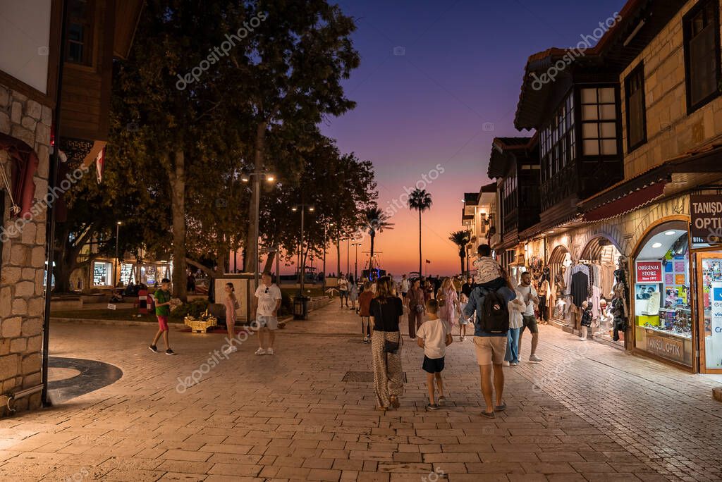 Lado, Turquía. 10 de octubre de 2022. Turistas caminando en empedrado ...