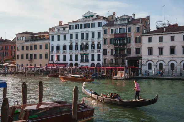 Experimenta la belleza atemporal de Venecia con esta serena escena de góndolas en el Gran Canal ...