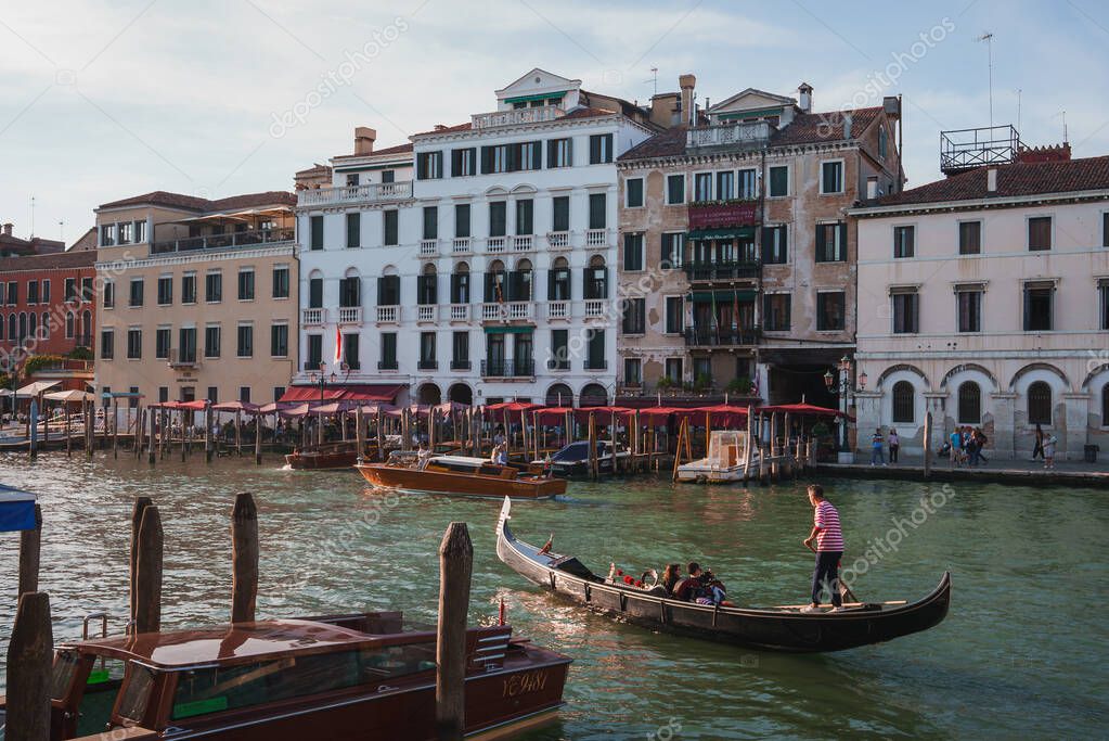Experimenta la belleza atemporal de Venecia con esta serena escena de góndolas en el Gran Canal ...