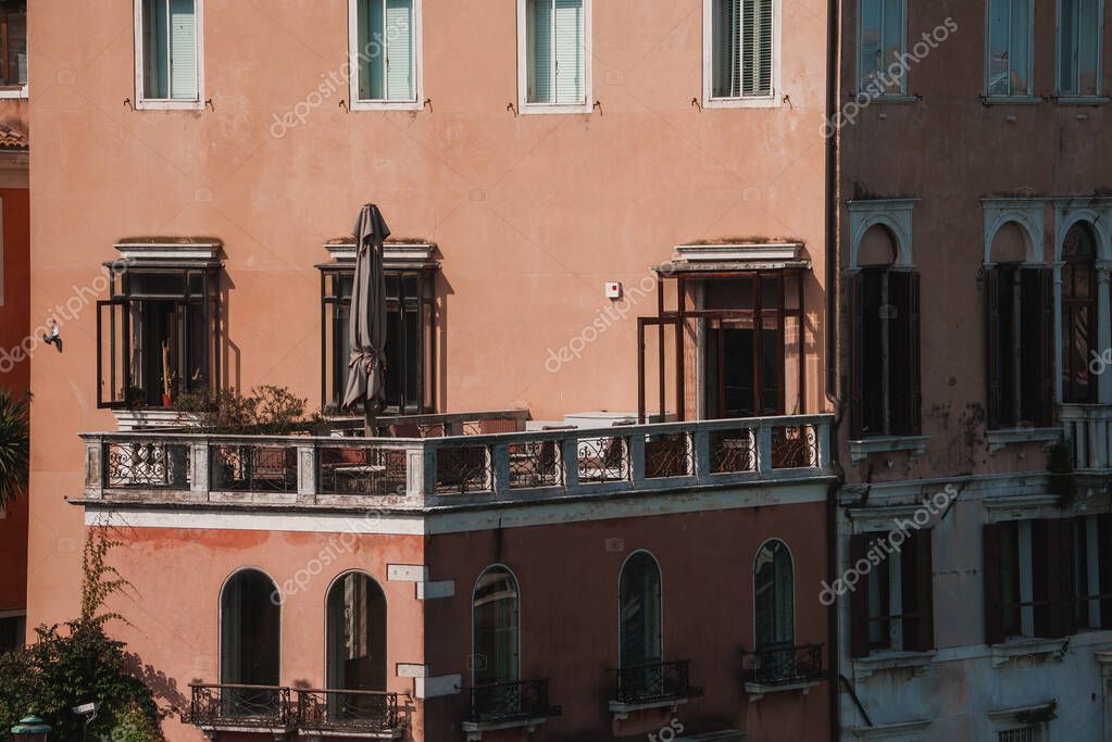 Una vista única de un edificio rosa en Venecia, con fachada de ladrillo ...