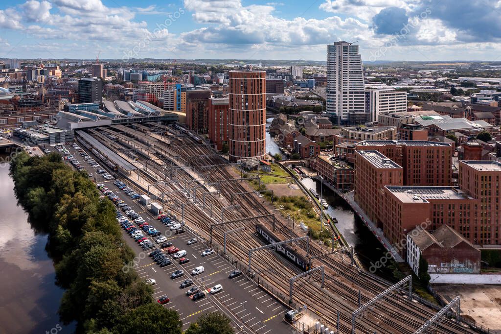 LEEDS, Reino Unido - 15 de agosto de 2023. Una vista panorámica aérea ...