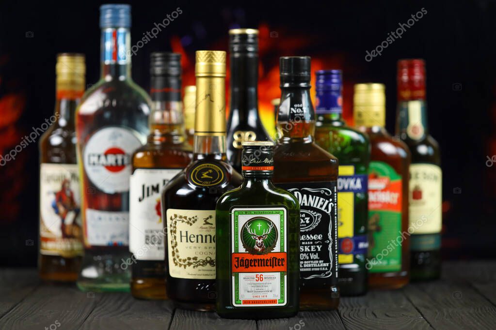 KYIV, UCRANIA - 4 DE MAYO DE 2022 Muchas botellas nuevas de marcas de ...