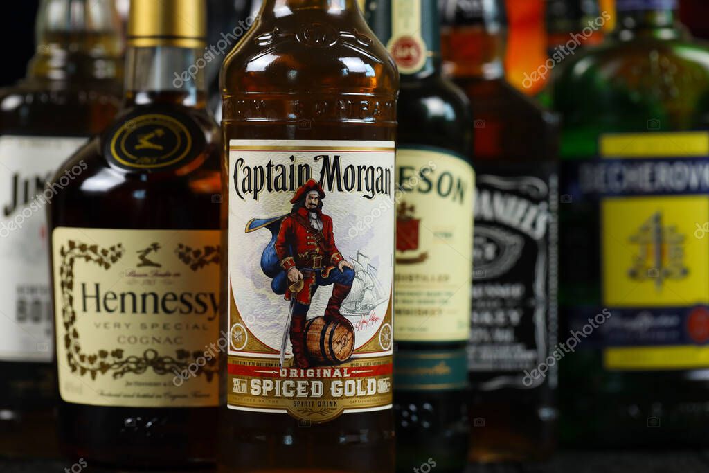 KYIV, UCRANIA - 4 DE MAYO DE 2022 Muchas botellas nuevas de marcas de ...