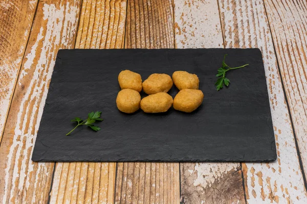 La pepita de pollo fue inventada en la década de 1950 por Robert C. Baker, profesor de ...