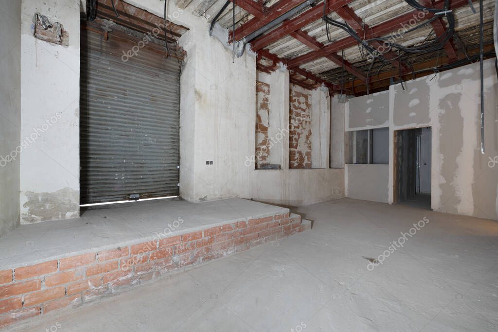 Lugar de construcción con vigas metálicas entrelazadas en un edificio ...