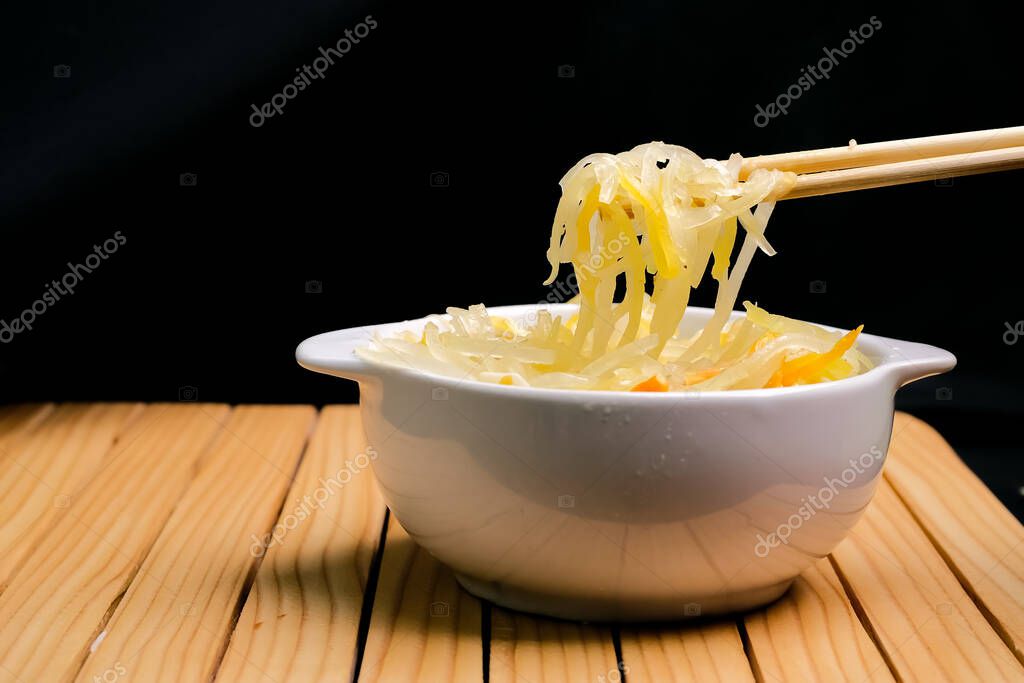 Saltear la papaya joven rallada con vapor de palillos de madera ...