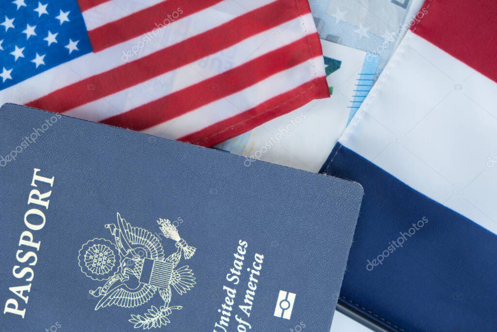Pasaportes de Estados Unidos y Francia en moneda euro fondo ...