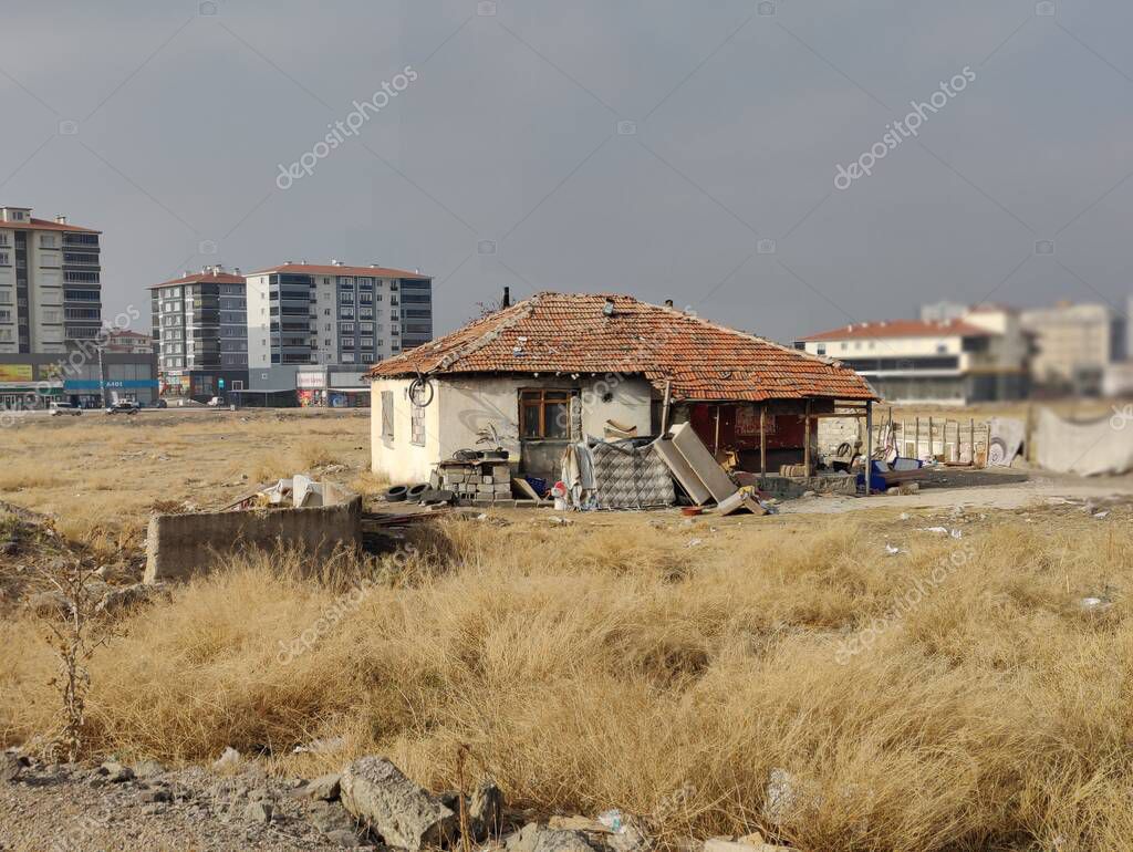 Turkiye, 2 de diciembre de 2024, Urban Transformation: A Lonely Shack ...