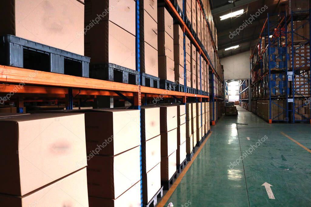 Foto de un almacén donde se almacena para su reventa, o para el proceso ...