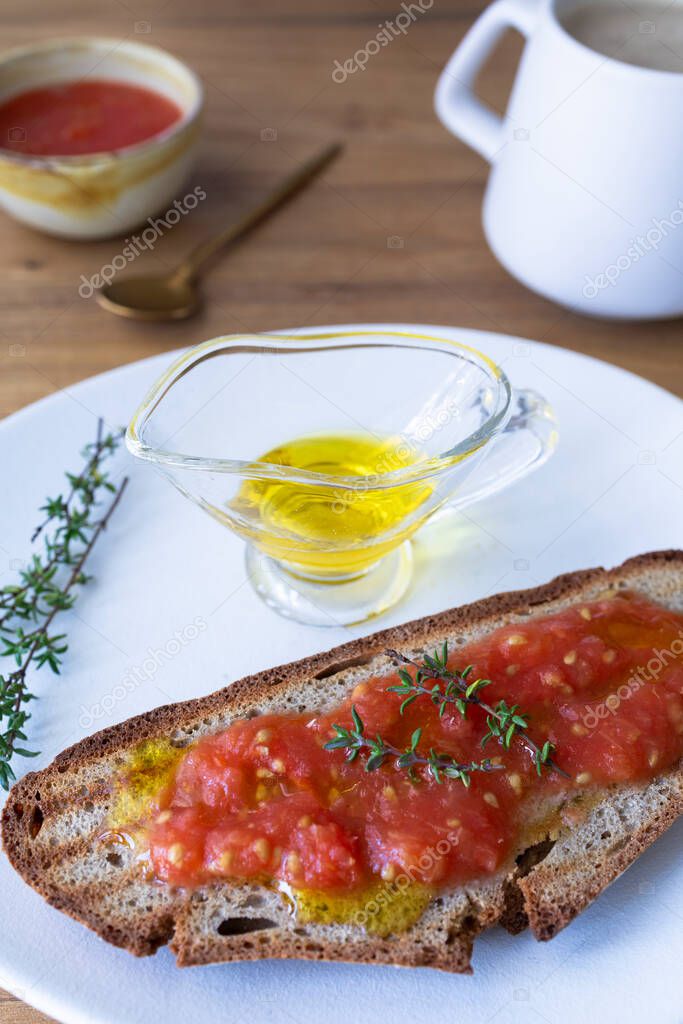 Desayuno saludable con tostadas con tomate y aceite de oliva virgen y ...