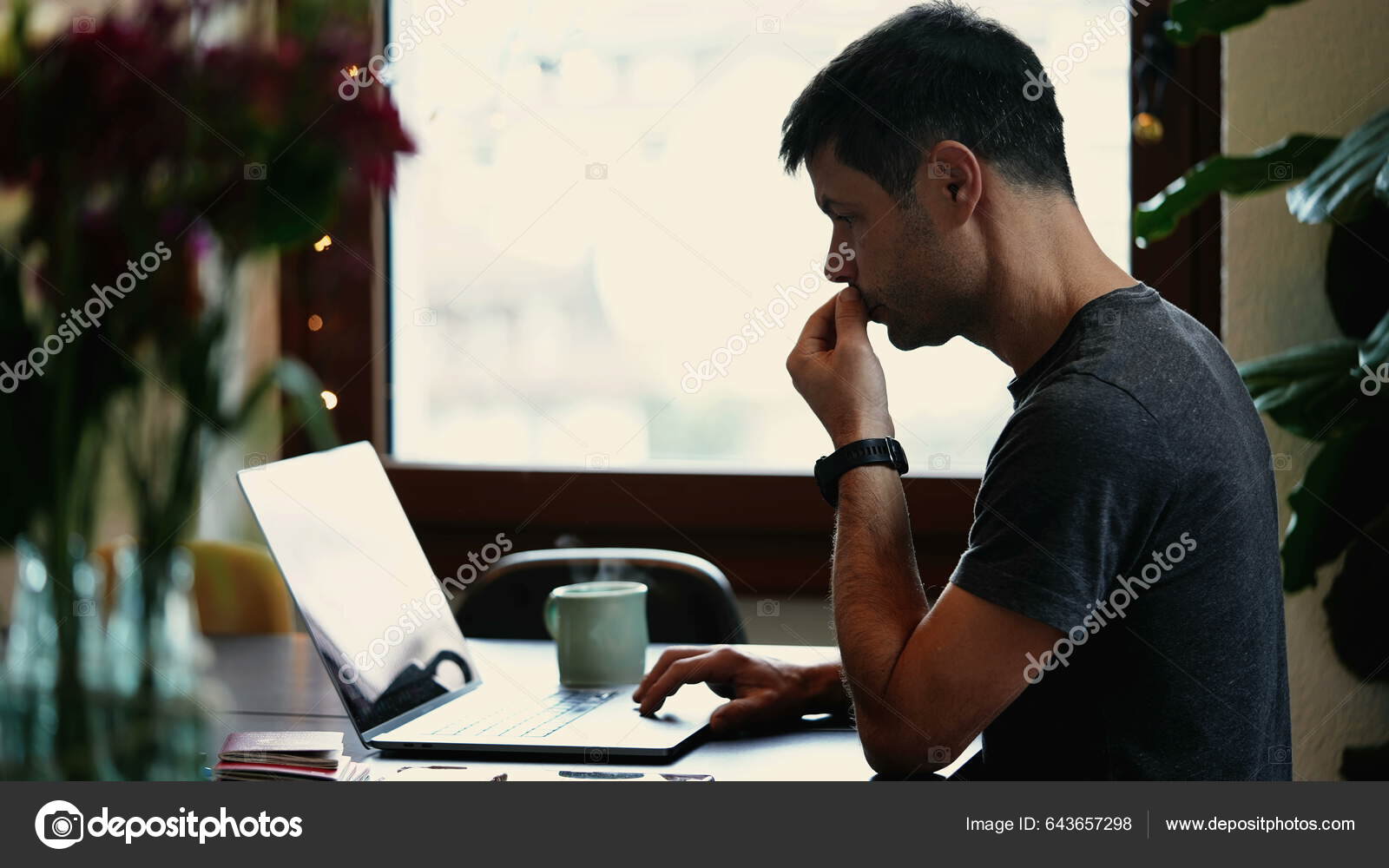 Persona En Casa Con Computadora Reunión De Hombre De Negocios Joven