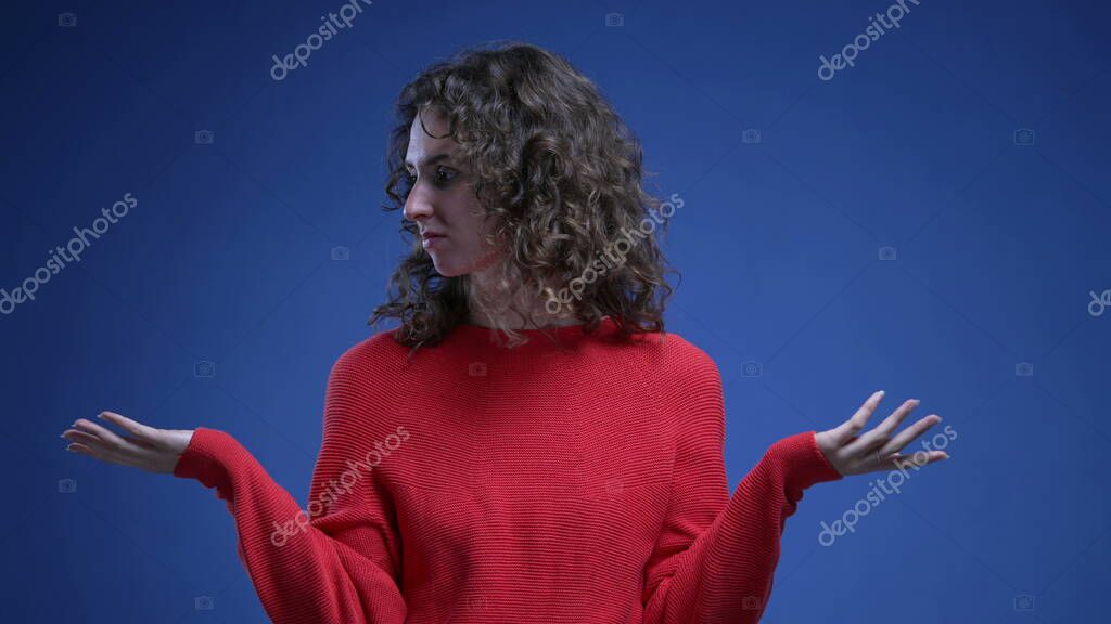 Mujer joven indecisa lucha con la toma de decisiones mirando hacia un ...