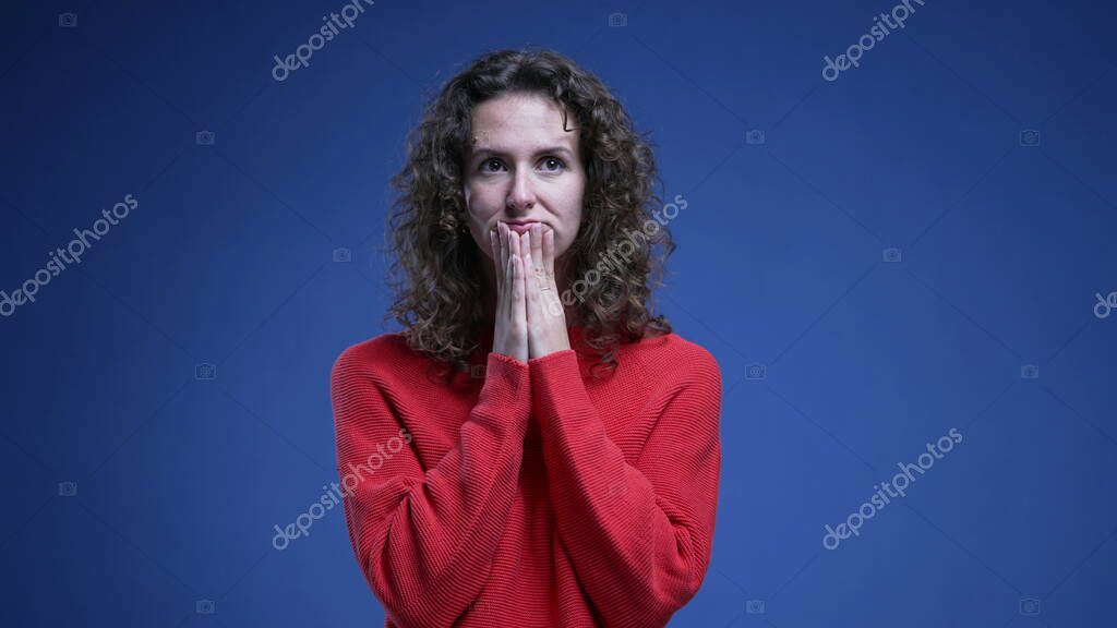 Mujer joven indecisa lucha con la toma de decisiones mirando hacia un ...